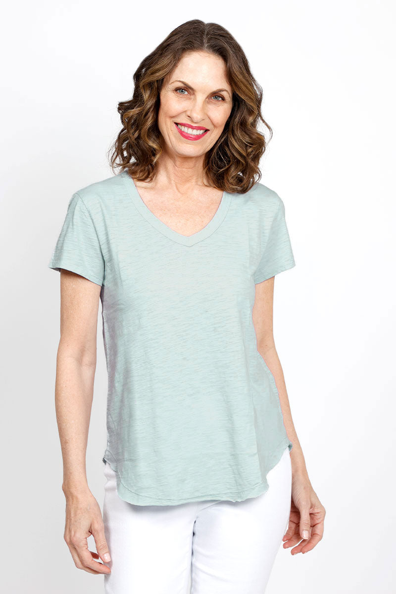 Mododoc Short Sleeve V Neck with Curved Hem – Evelyn & Arthur